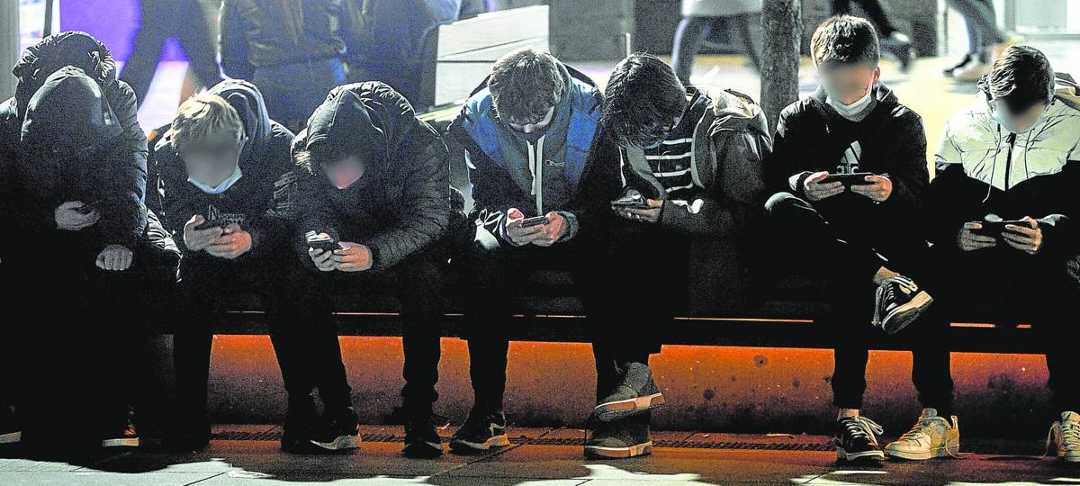 Euskadi descarta subirse a la ola que pide prohibir los móviles en los ... Euskadi descarta subirse a la ola que pide prohibir los móviles en los ...